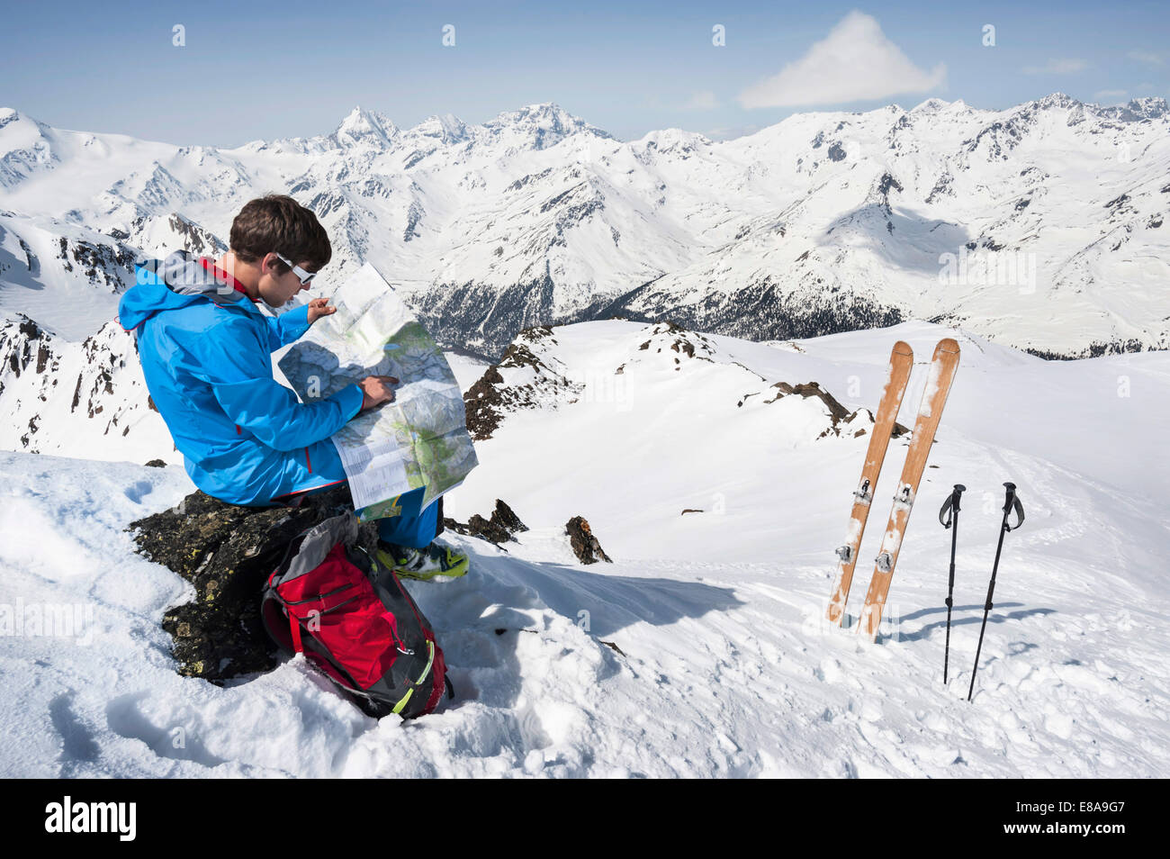 Reading maps hi-res stock photography and images - Alamy