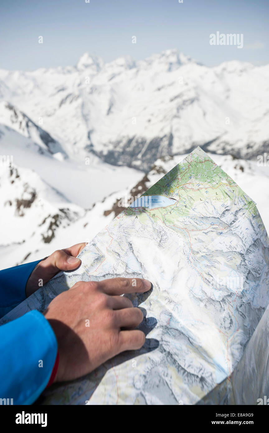 Man reading map hi-res stock photography and images - Alamy
