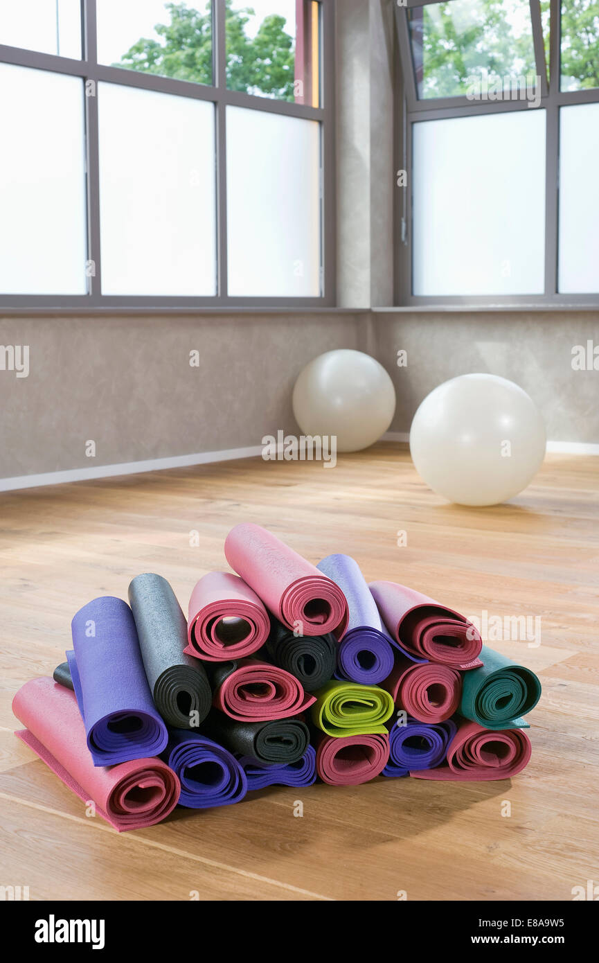 Empty yoga studio mats hi-res stock photography and images - Alamy
