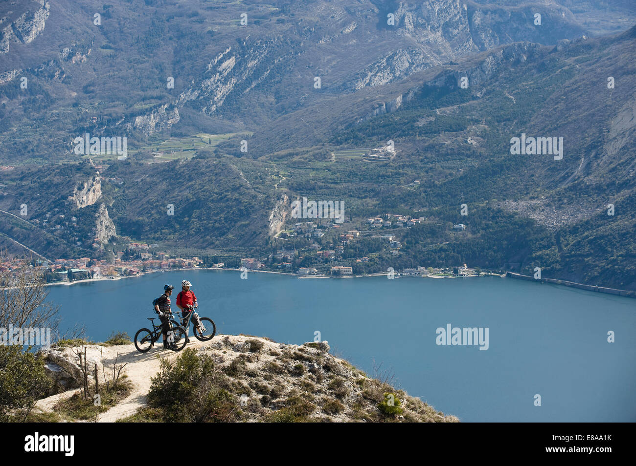 Men with mountain bikes at Lake Garda, Italy Stock Photo - Alamy