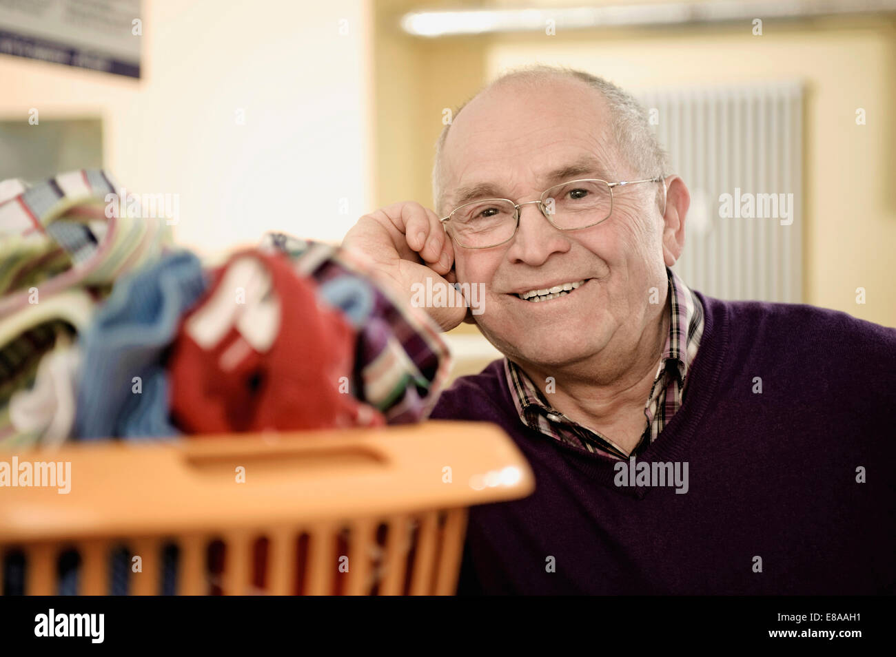 Man washing hair senior hi-res stock photography and images - Alamy