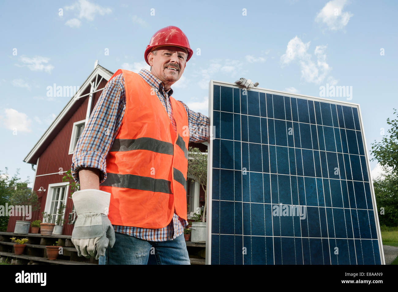 Solar panel fitter house hi-res stock photography and images - Alamy