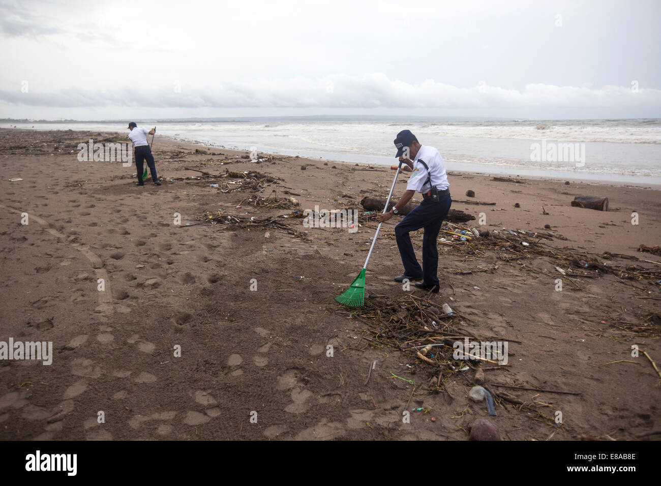Trash rubbish on the beach of Indian ocean Stock Photo - Alamy
