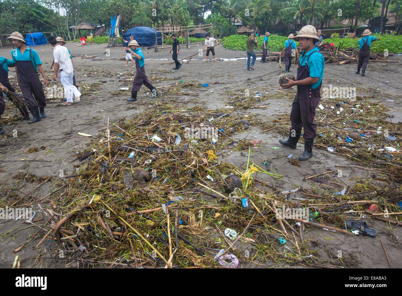 Trash rubbish on the beach of Indian ocean Stock Photo - Alamy