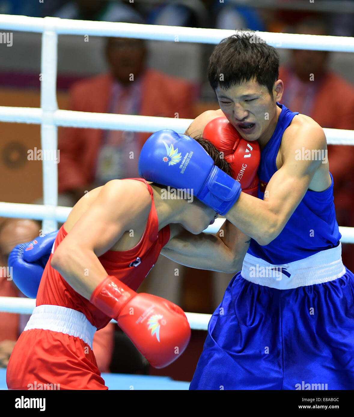 Incheon, South Korea. 3rd Oct, 2014. Zhang Jiawei (R) of China fights ...