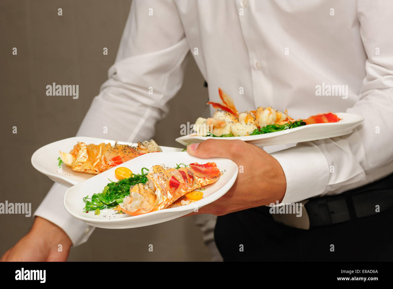 Waiter with plates hi-res stock photography and images - Alamy