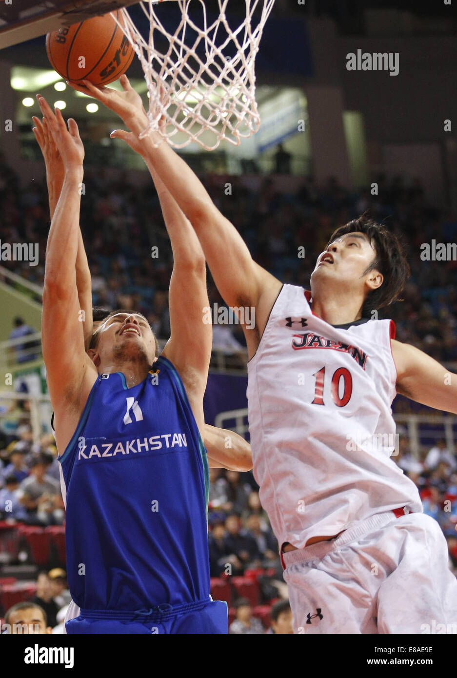 Incheon, South Korea. 3rd Oct, 2014. Takeuchi Kosuke (R) of Japan ...