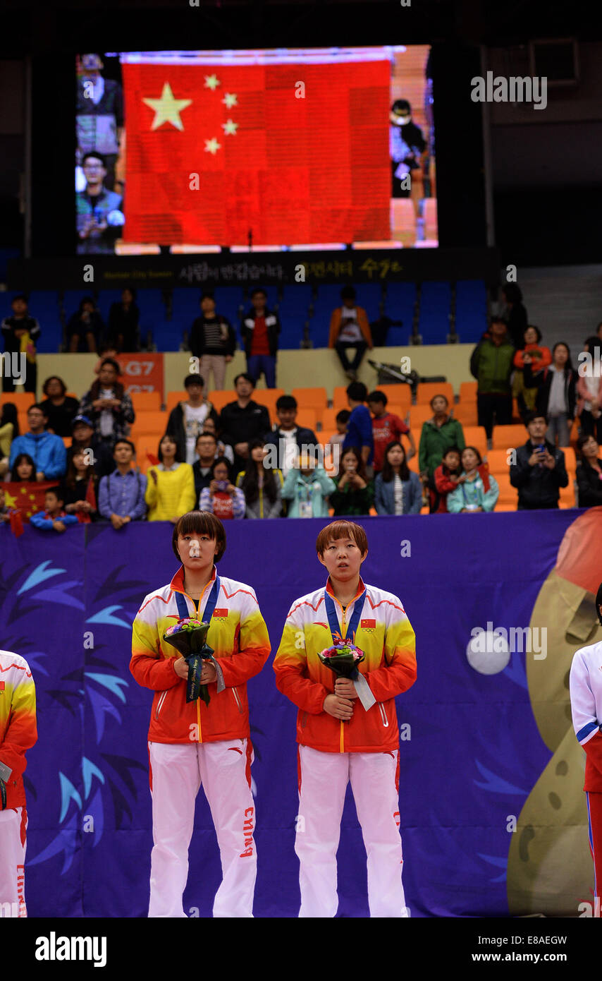 Incheon, South Korea. 3rd Oct, 2014. Gold medalists Zhu Yuling (R) and ...