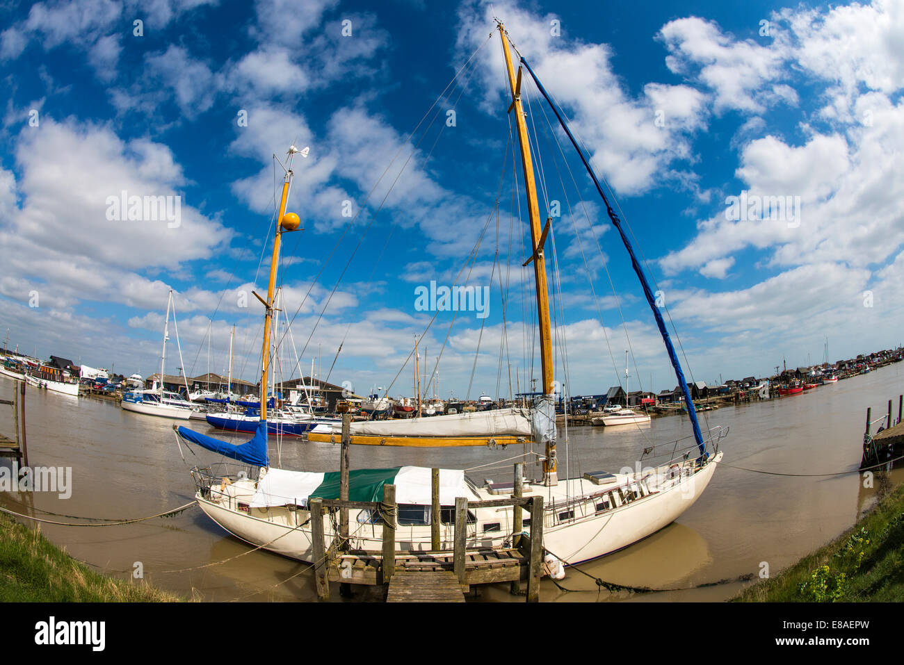 Suffolk yacht harbour sailing hi-res stock photography and images - Alamy