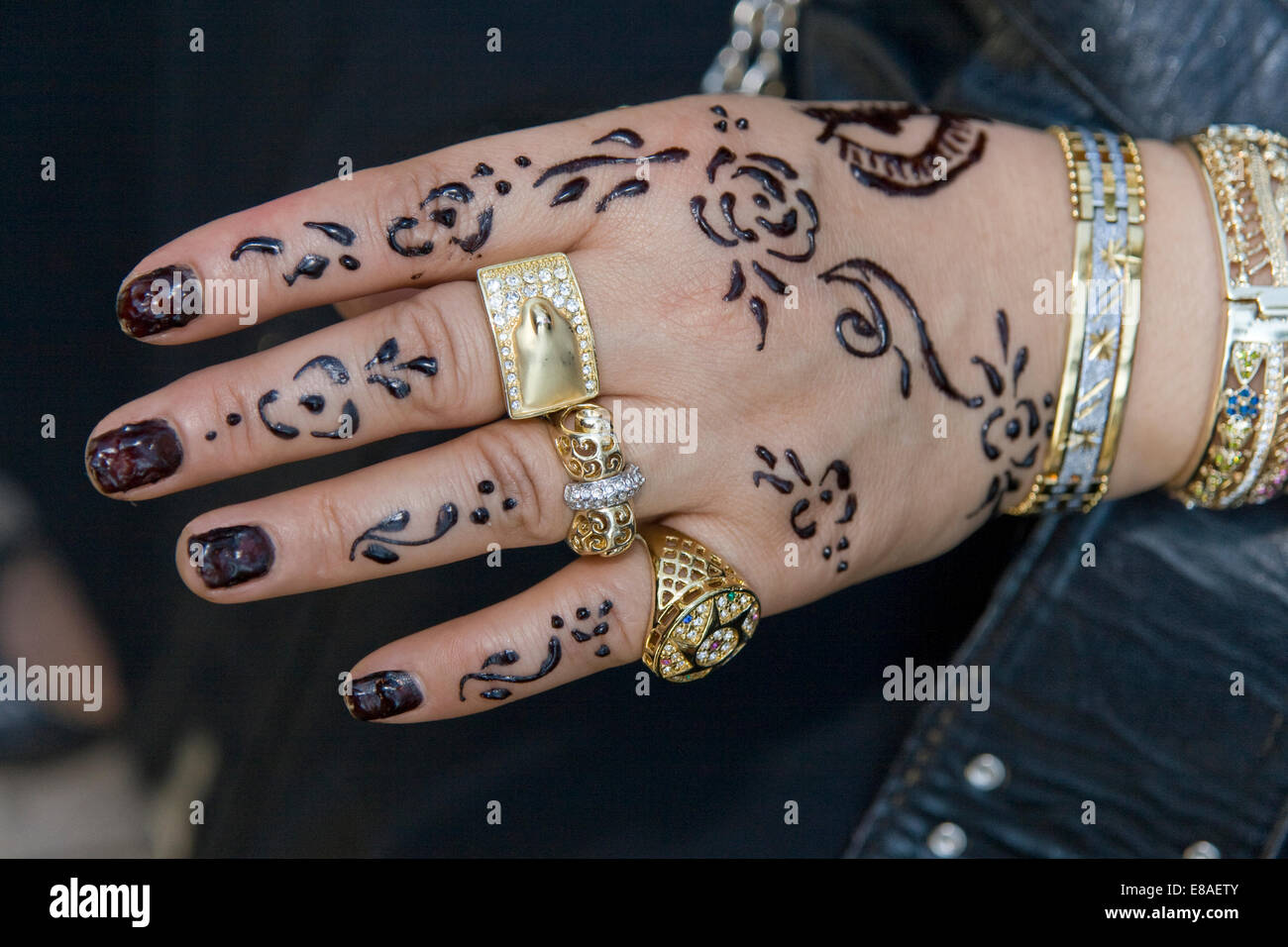 Middle Eastern henna tattoo hands Stock Photo - Alamy