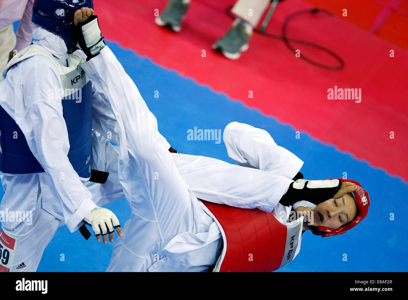 Incheon, South Korea. 3rd Oct, 2014. Li Donghua (R) of China fights ...