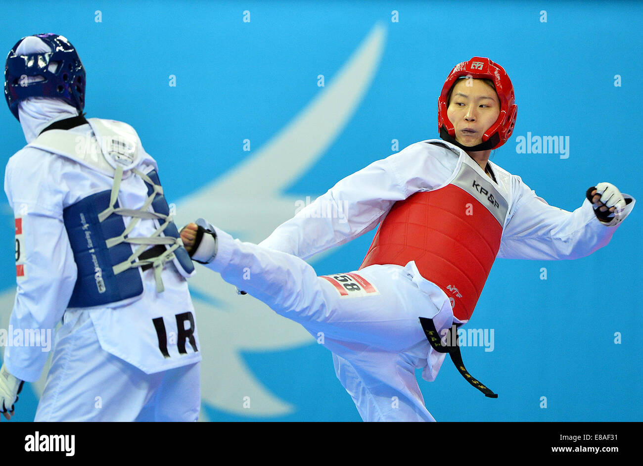 Incheon, South Korea. 3rd Oct, 2014. Li Donghua (R) of China fights ...