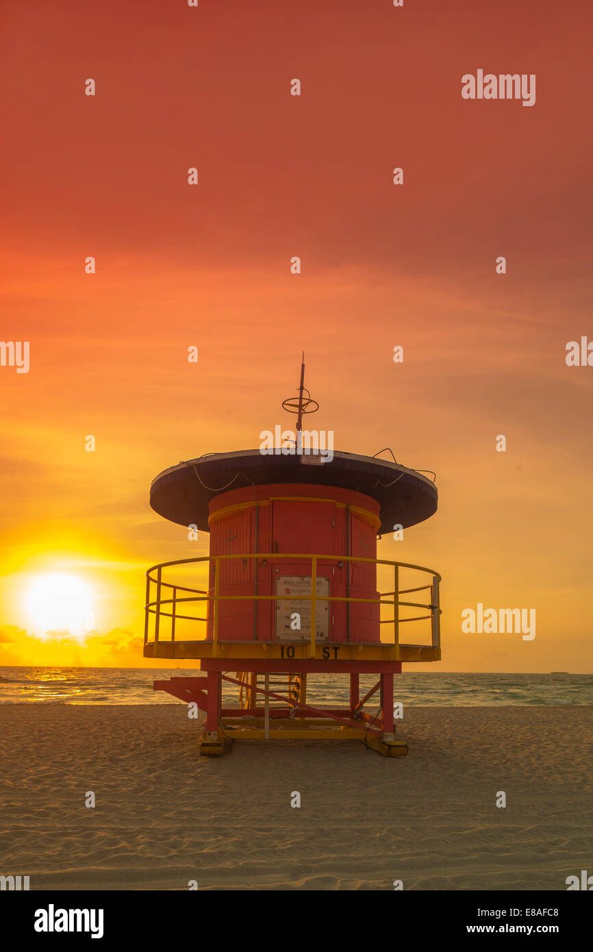 TENTH STREET CLASSIC ART DECO LIFEGUARD TOWER (©WILLIAM LANE 2016 ...