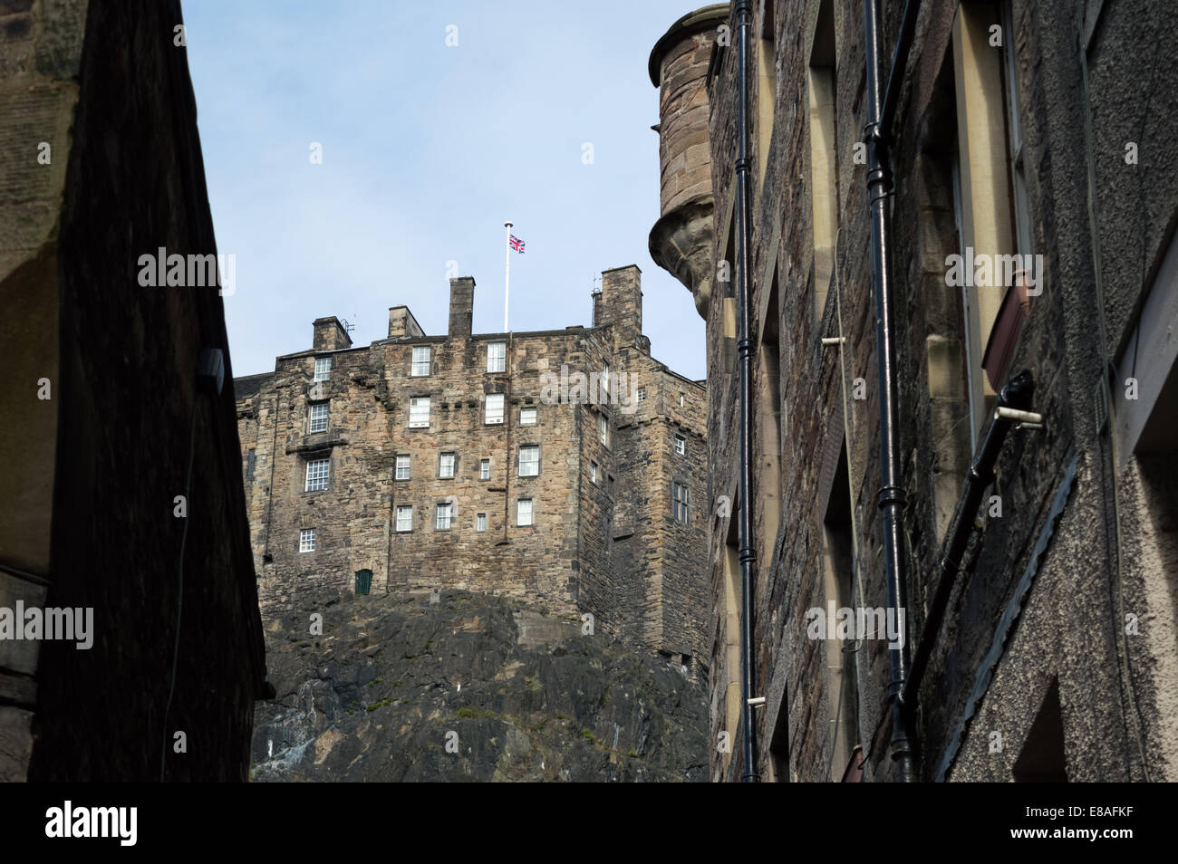 Edinburgh Castle viewed from King's Stables Lane, Edinburgh Old Town ...