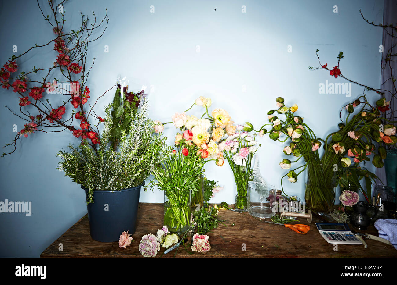 Table in florist shop with vases of flowers and plants Stock Photo - Alamy