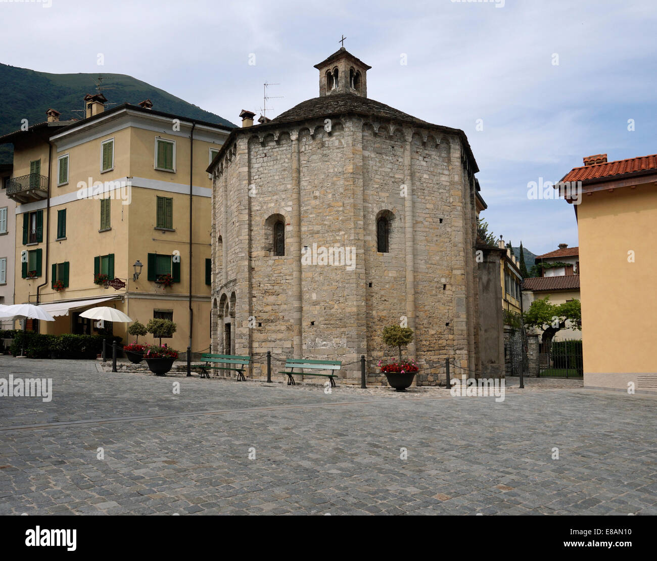 Lake como romanesque church hi-res stock photography and images - Alamy