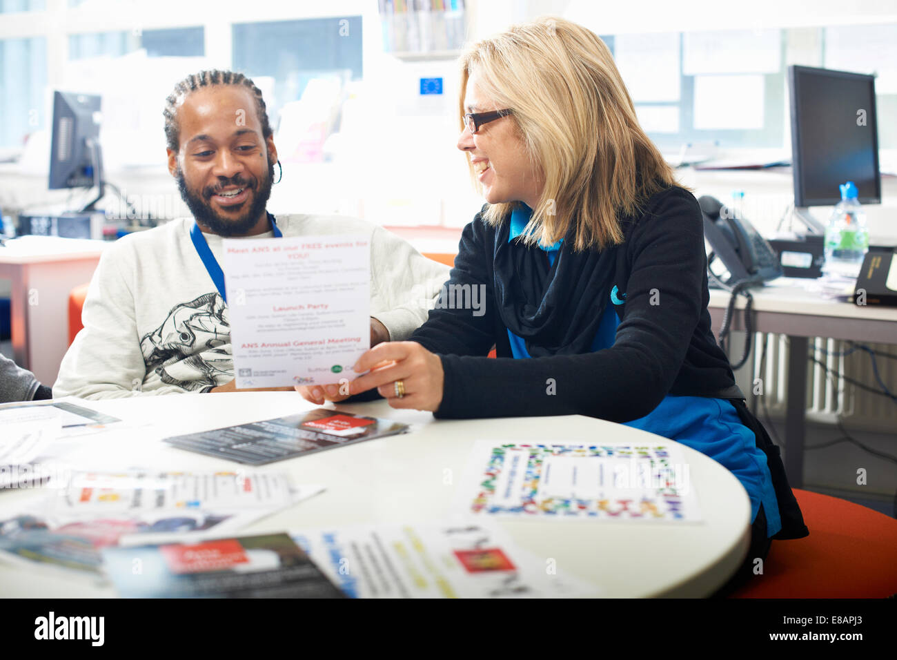 Group discussion table student hi-res stock photography and images - Alamy