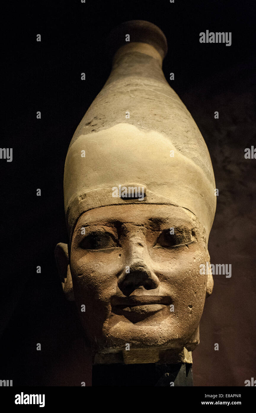 Egyptian museum head statues hi-res stock photography and images - Alamy