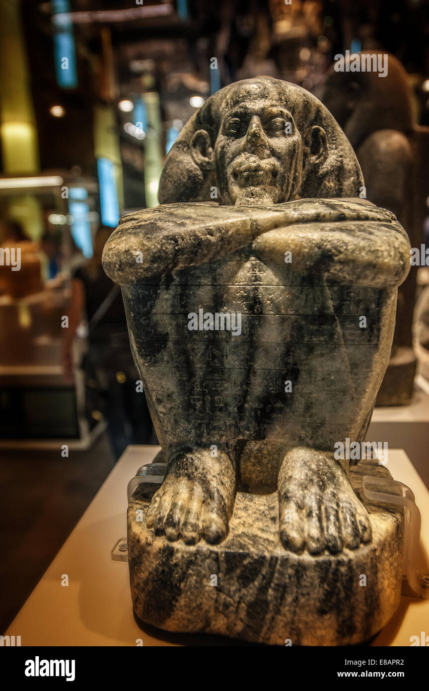 Ancient egyptian priest hi-res stock photography and images - Alamy