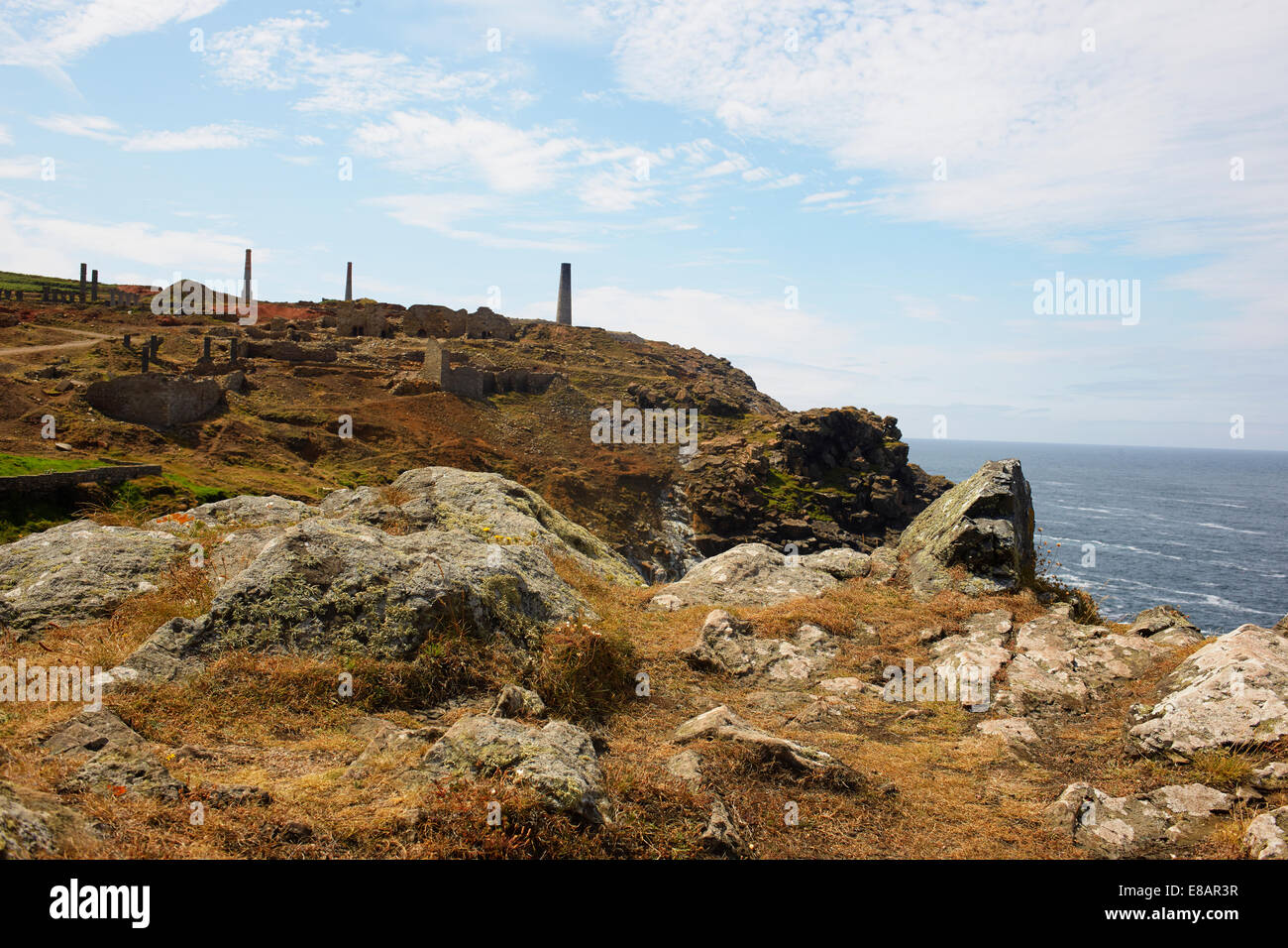 Mine chimneys cornwall hi-res stock photography and images - Alamy