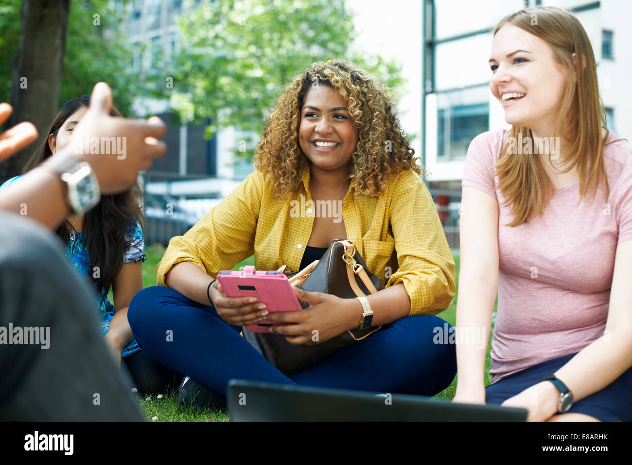 Group of friends talking college hi-res stock photography and images ...