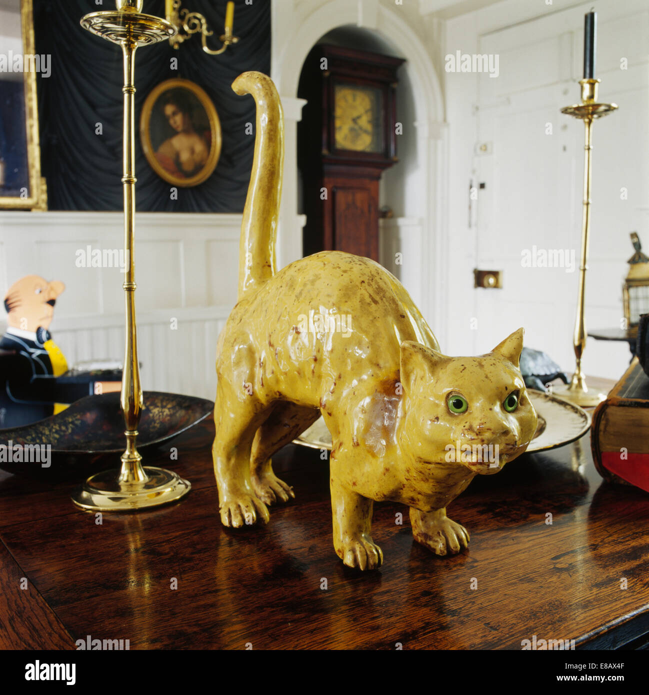 Ceramic cat hi-res stock photography and images - Alamy