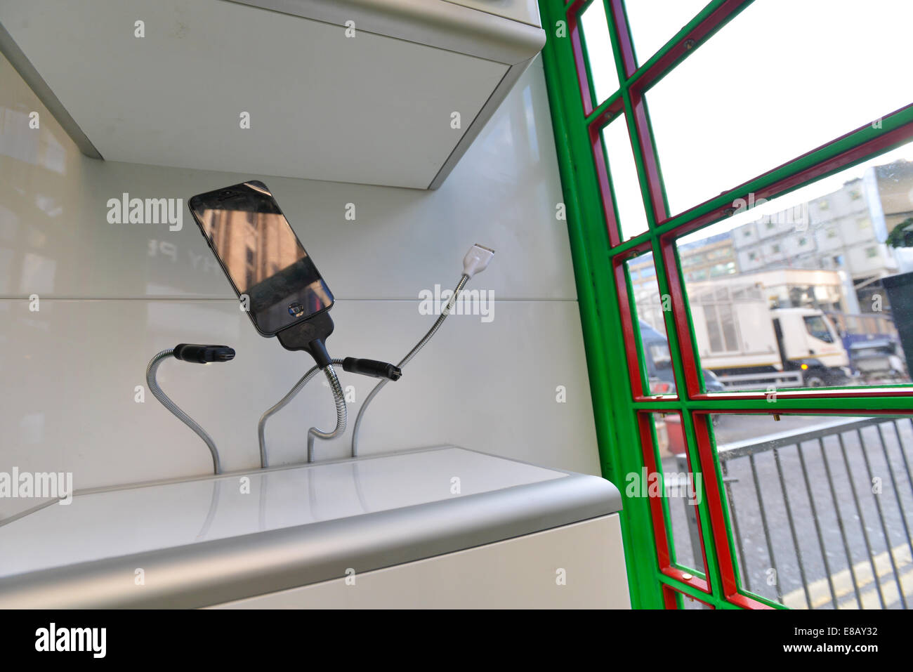 Solarbox green telephone boxes hi-res stock photography and images - Alamy