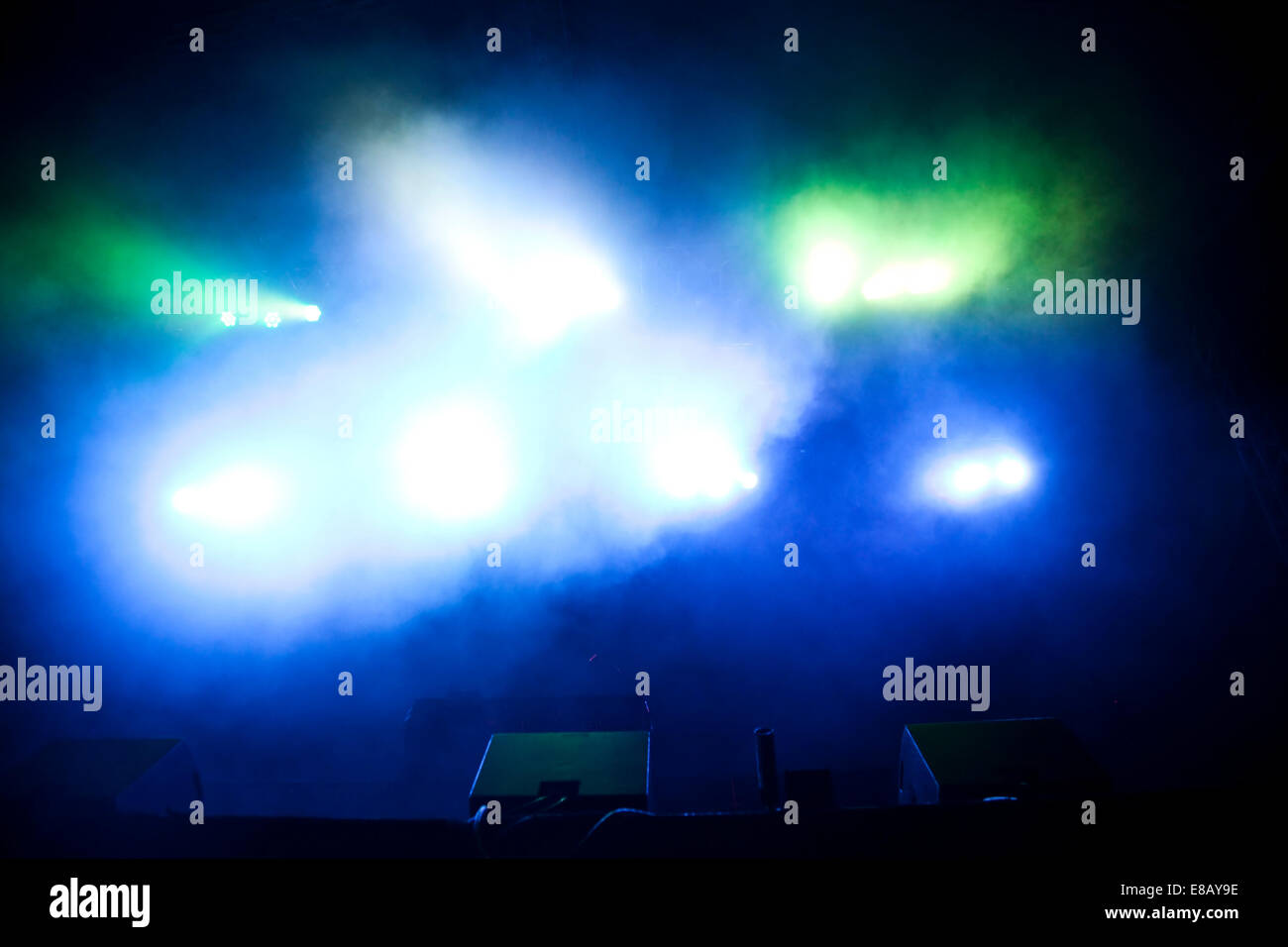 Singer and stage lights hi-res stock photography and images - Alamy