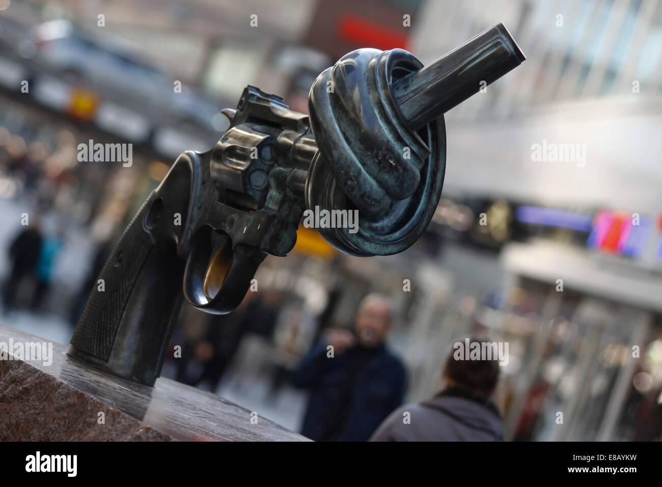 Sculpture non violence knotted gun hi-res stock photography and images ...