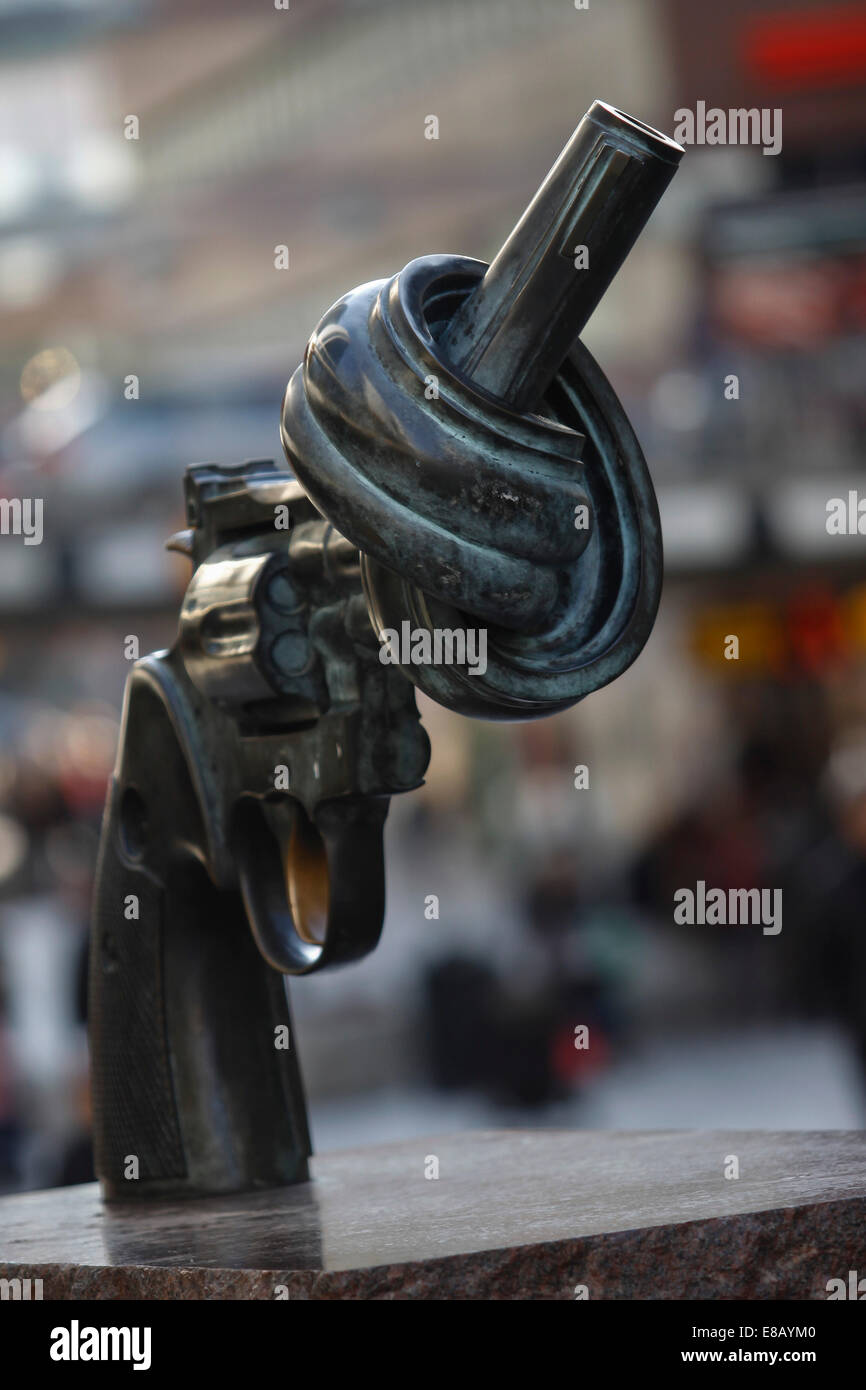 gun, sculpture, carl, frederik, reuterswaerd, Stockholm Stock Photo - Alamy