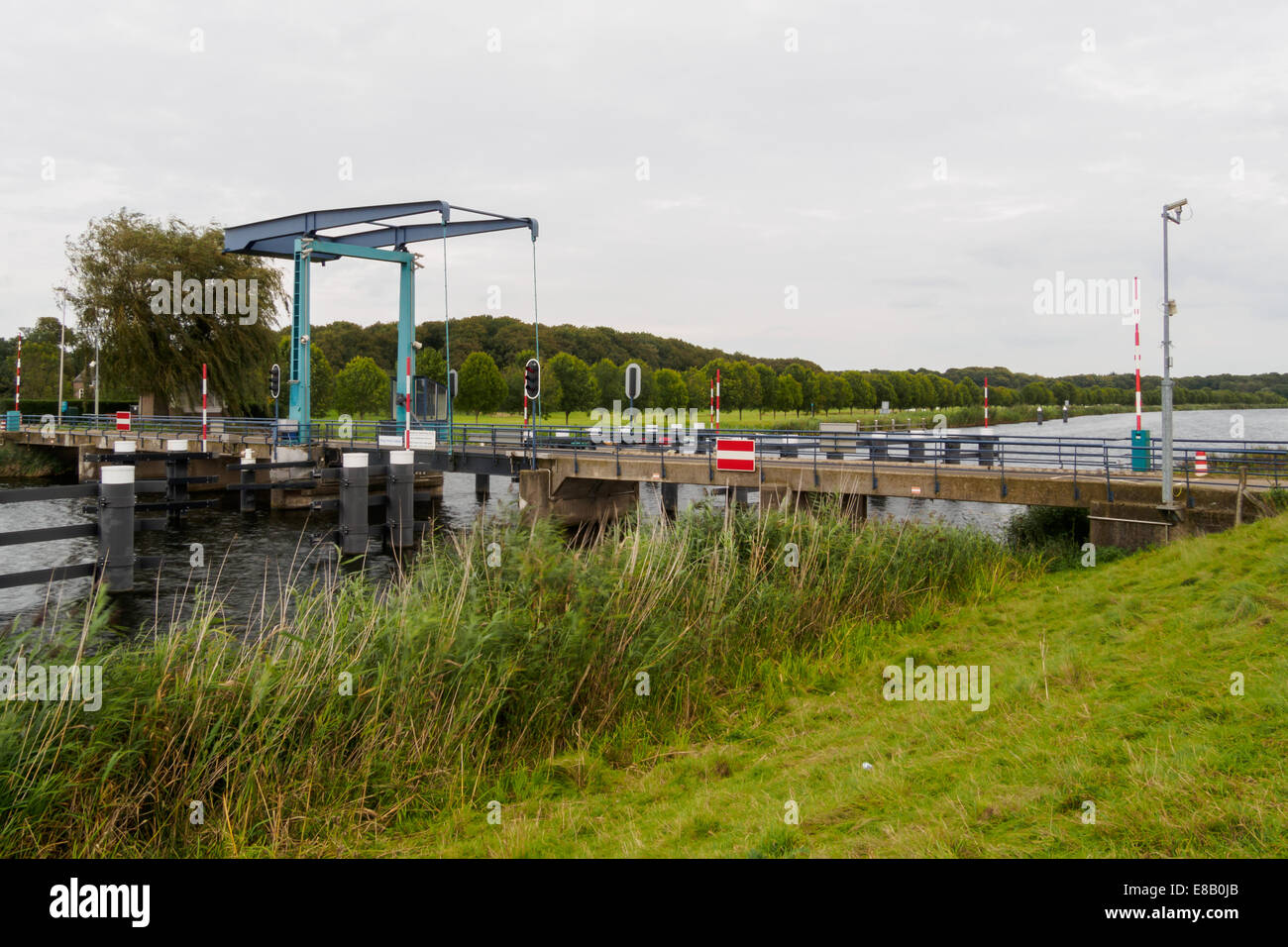 Windy day bridge hi-res stock photography and images - Alamy