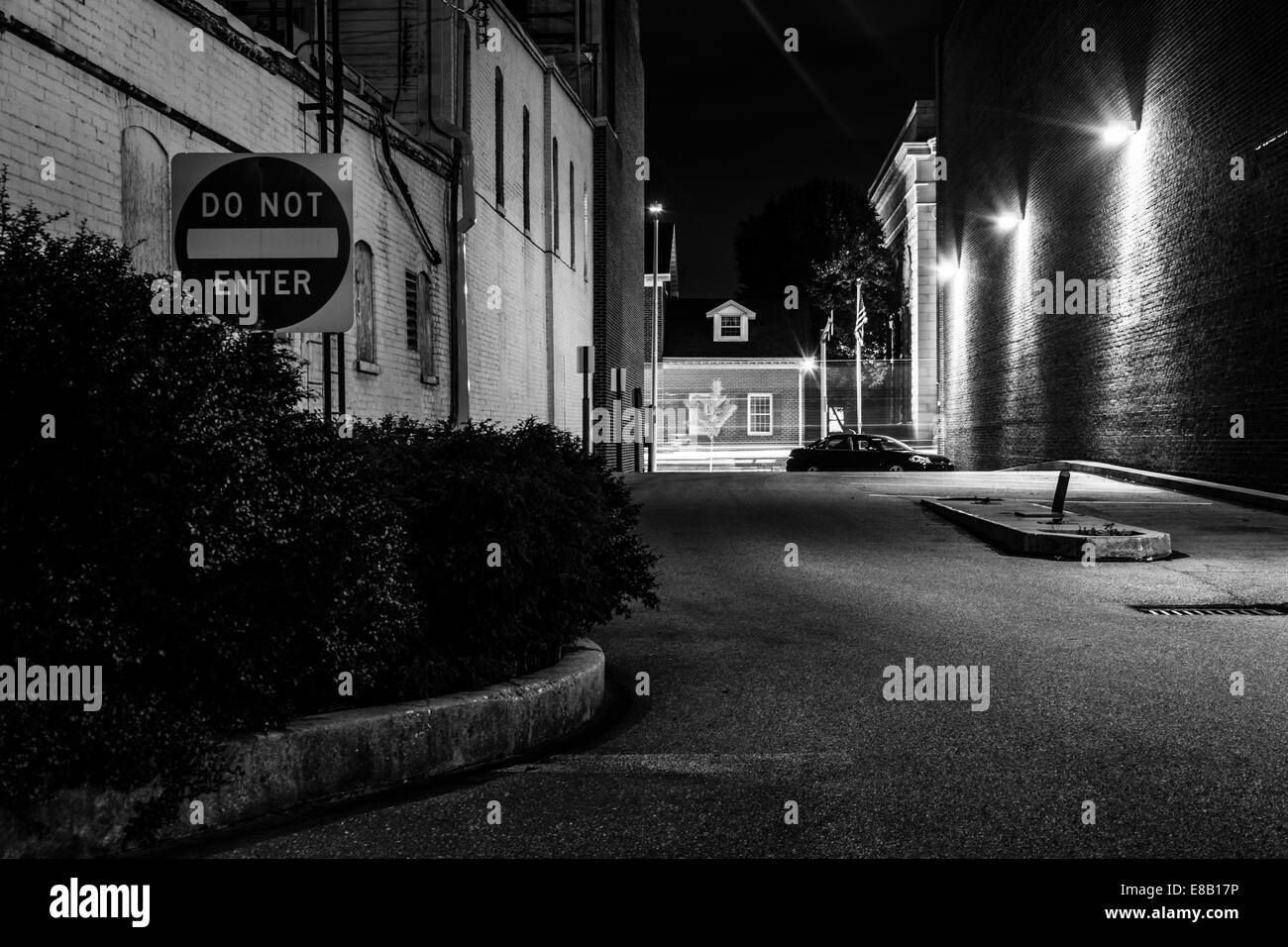 Creepy alley Black and White Stock Photos & Images - Alamy