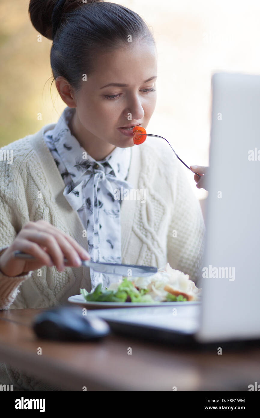 Eating woman during lunch break Stock Photo - Alamy