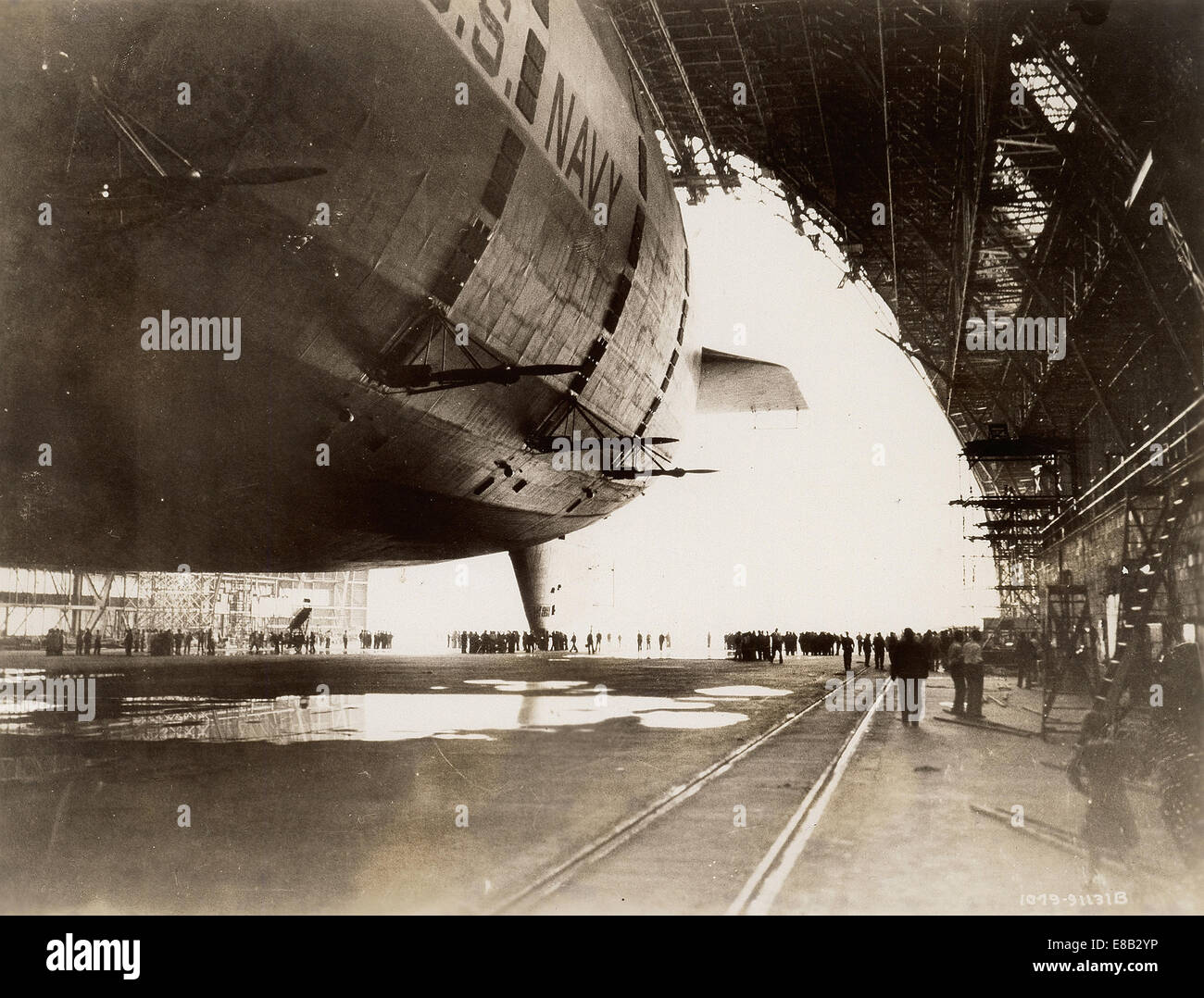 USS Akron in the Goodyear-Zeppelin Dock 1933 Stock Photo - Alamy