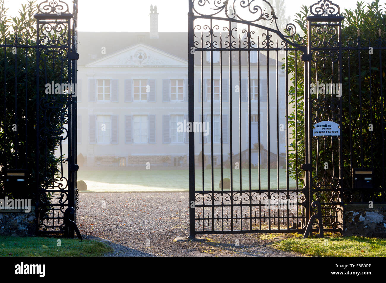 Large house and gates hi-res stock photography and images - Alamy