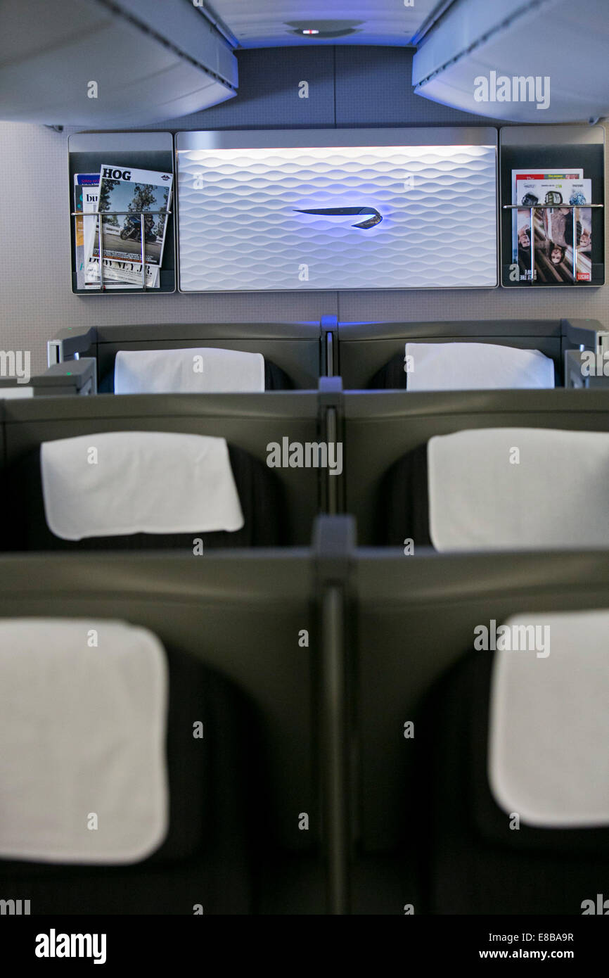 Dulles airport washington interior hi-res stock photography and images ...