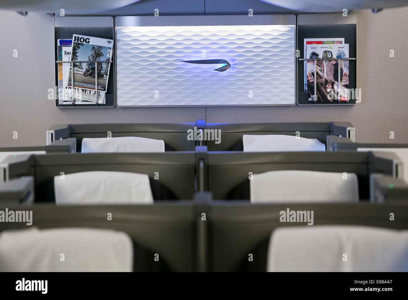 Dulles airport washington interior hi-res stock photography and images ...