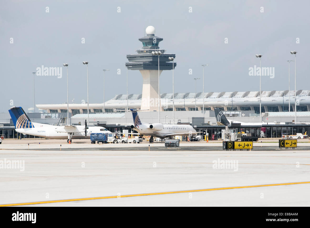 Dulles airport runway hi-res stock photography and images - Alamy