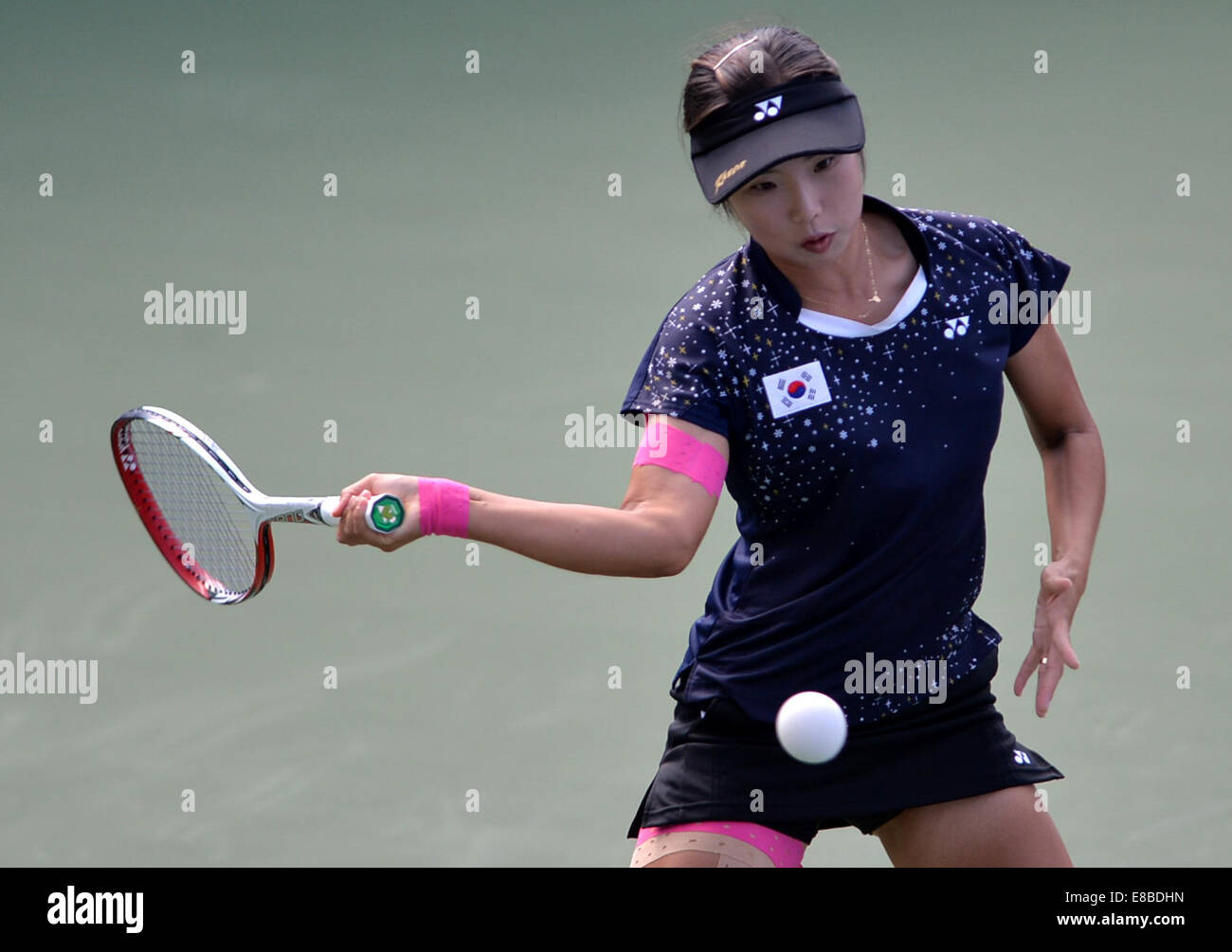 Incheon, South Korea. 4th Oct, 2014. Kim Bomi of South Korea hits the ...