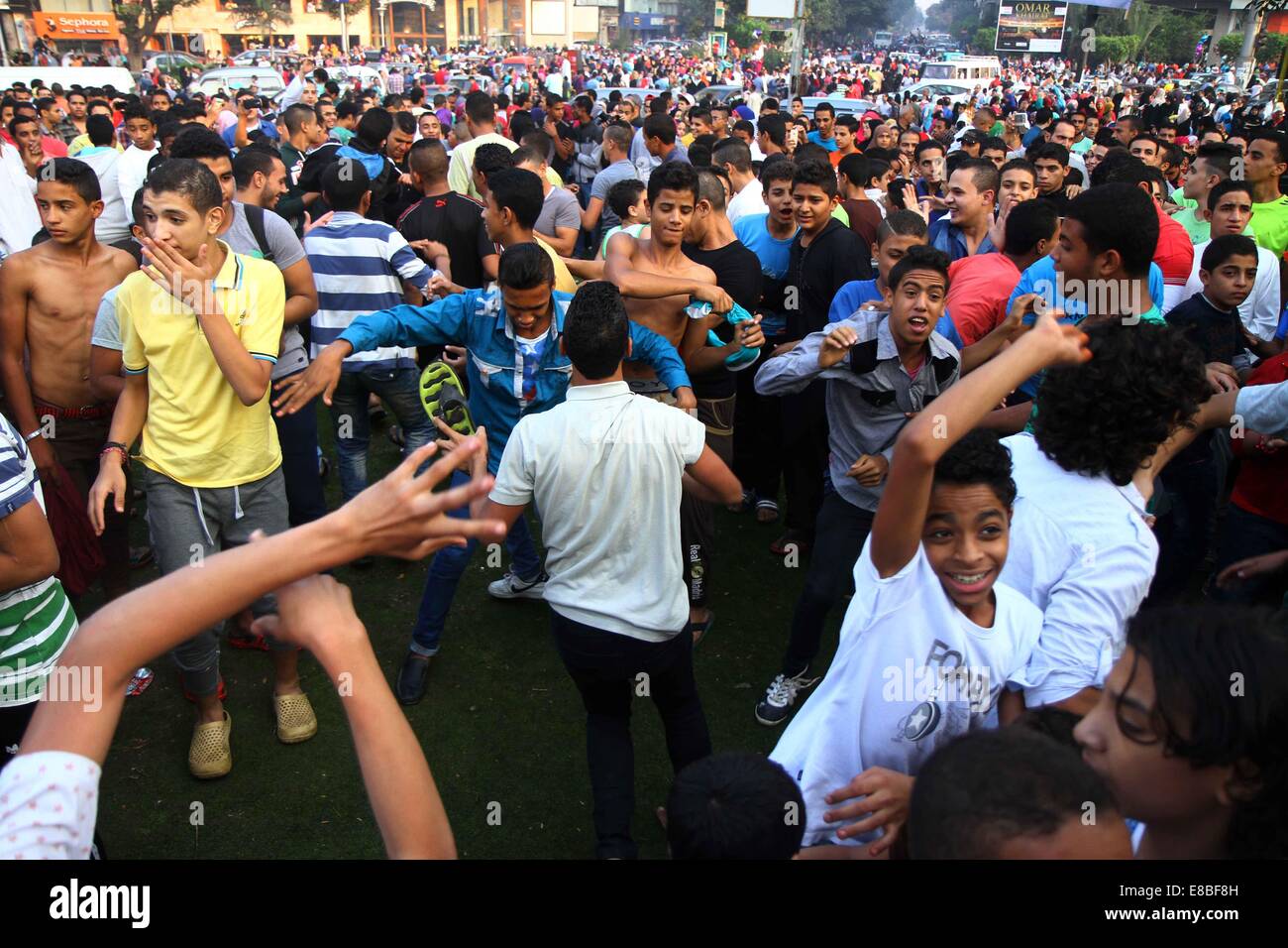 Cairo, Egypt. 4th Oct, 2014. Egyptian young people dance at a party in ...