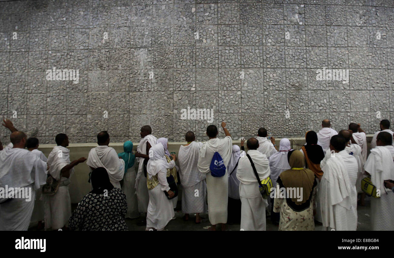 Jamarat stones hi-res stock photography and images - Alamy
