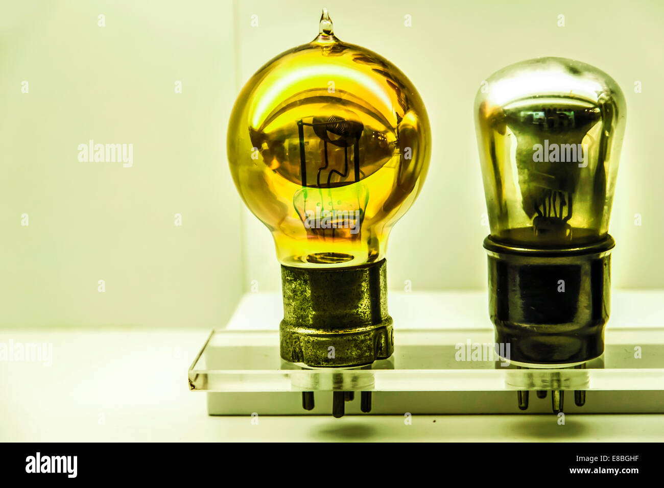 Carbon filament light bulbs hi-res stock photography and images - Alamy