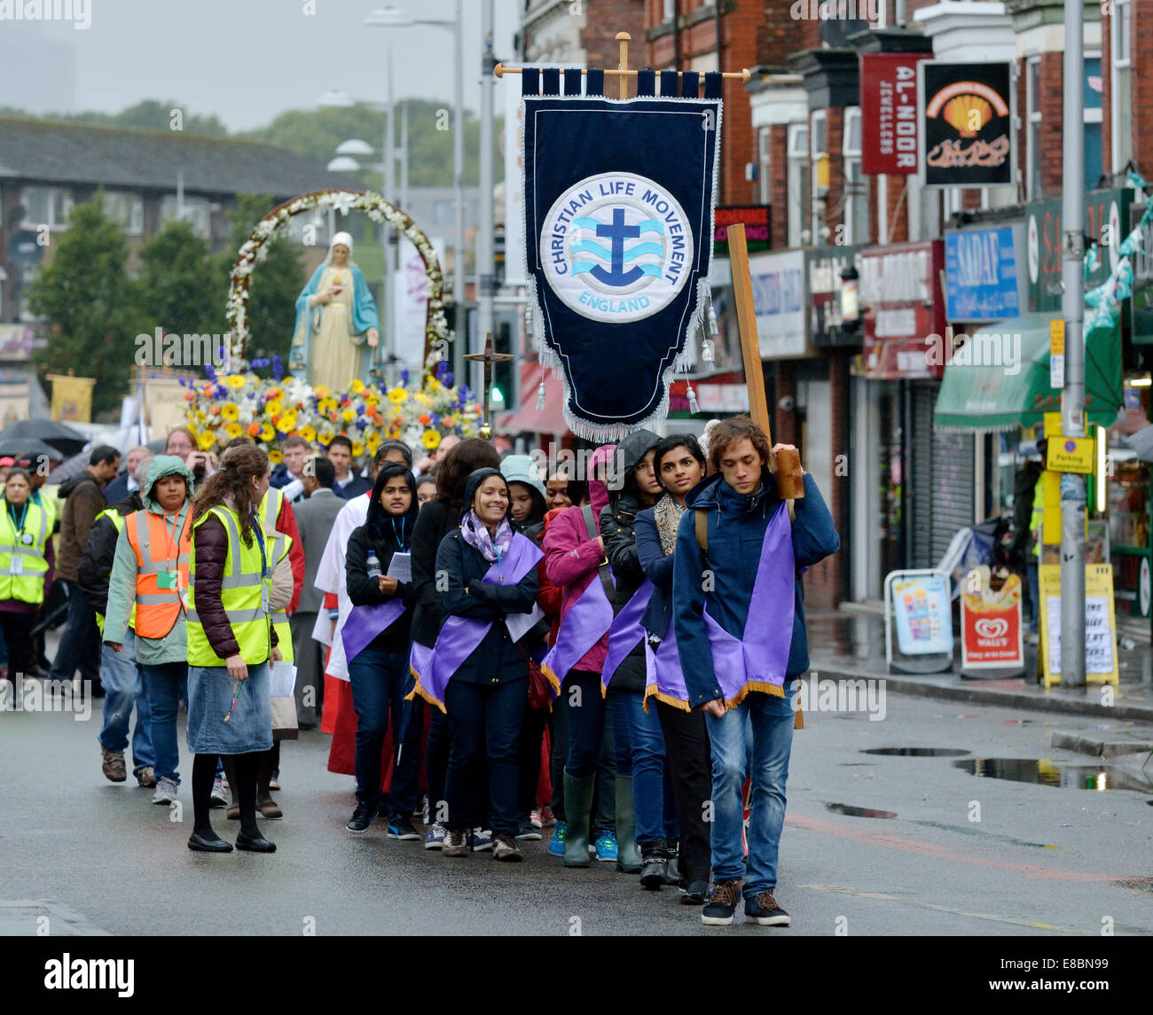 Statue mary procession prayers hi-res stock photography and images - Alamy