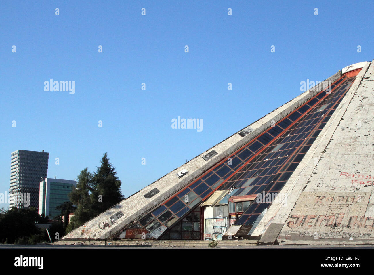 Modern pyramid hi-res stock photography and images - Alamy