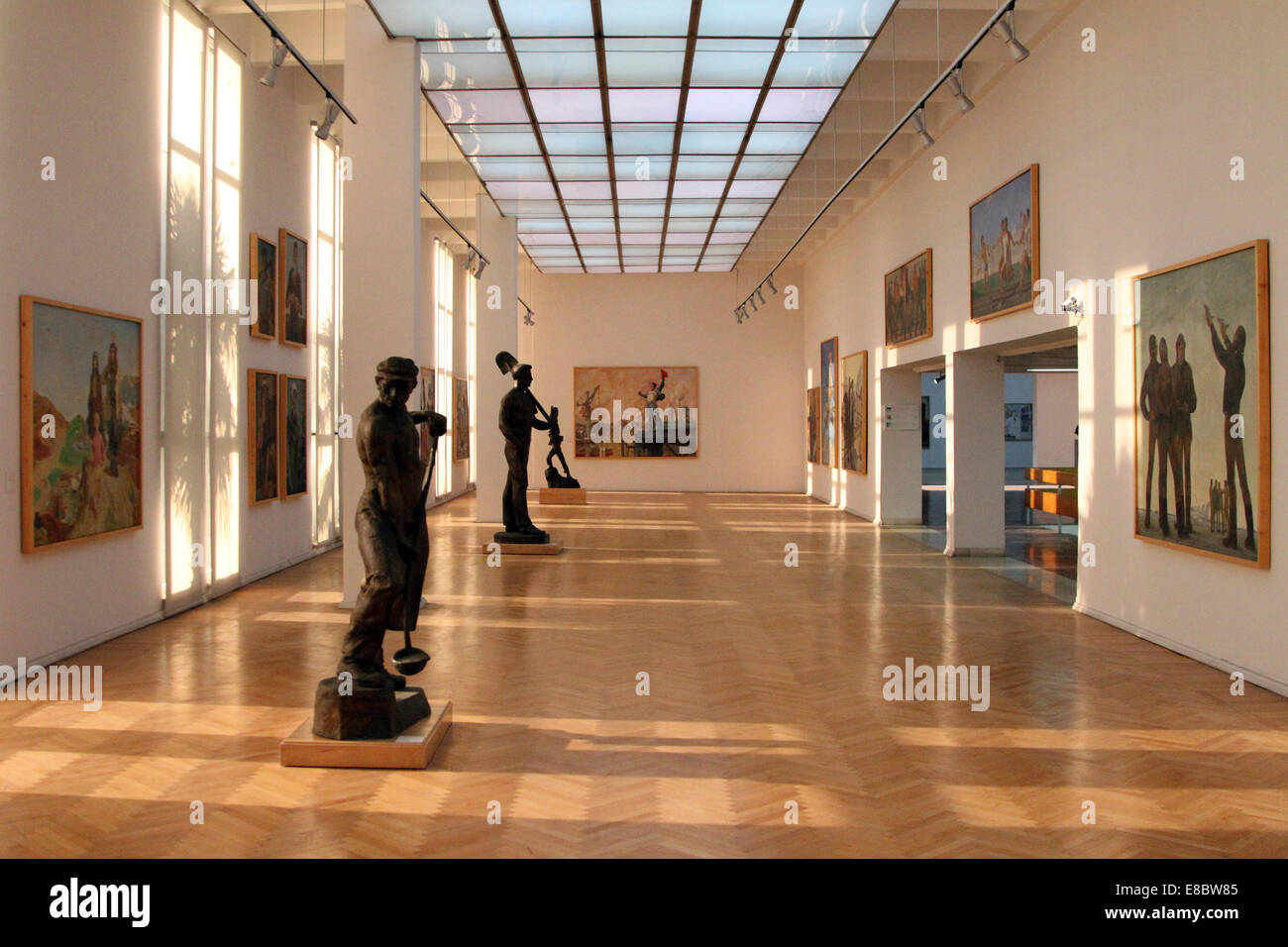 Inside art gallery hi-res stock photography and images - Alamy