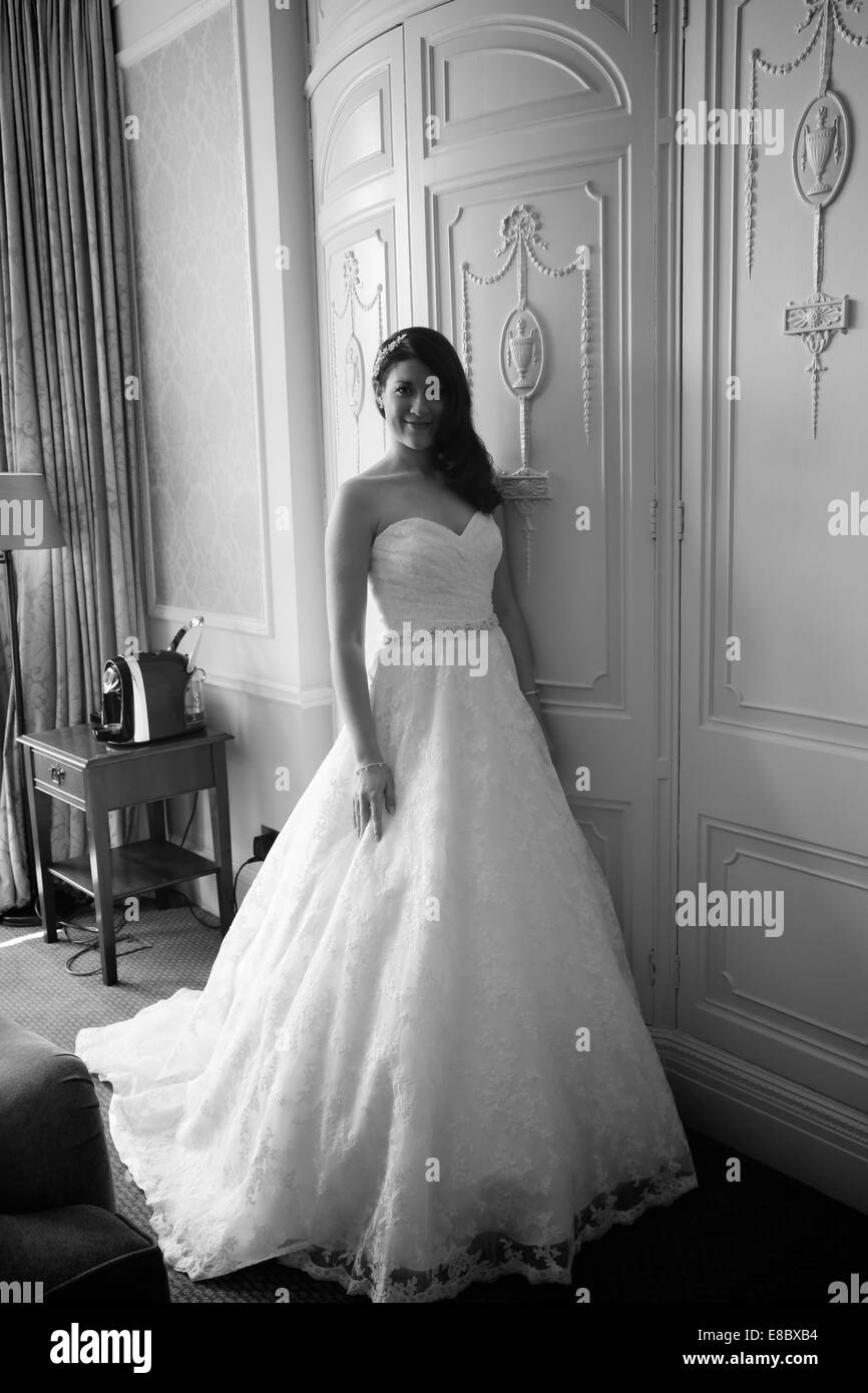 Young bride getting ready Stock Photo - Alamy