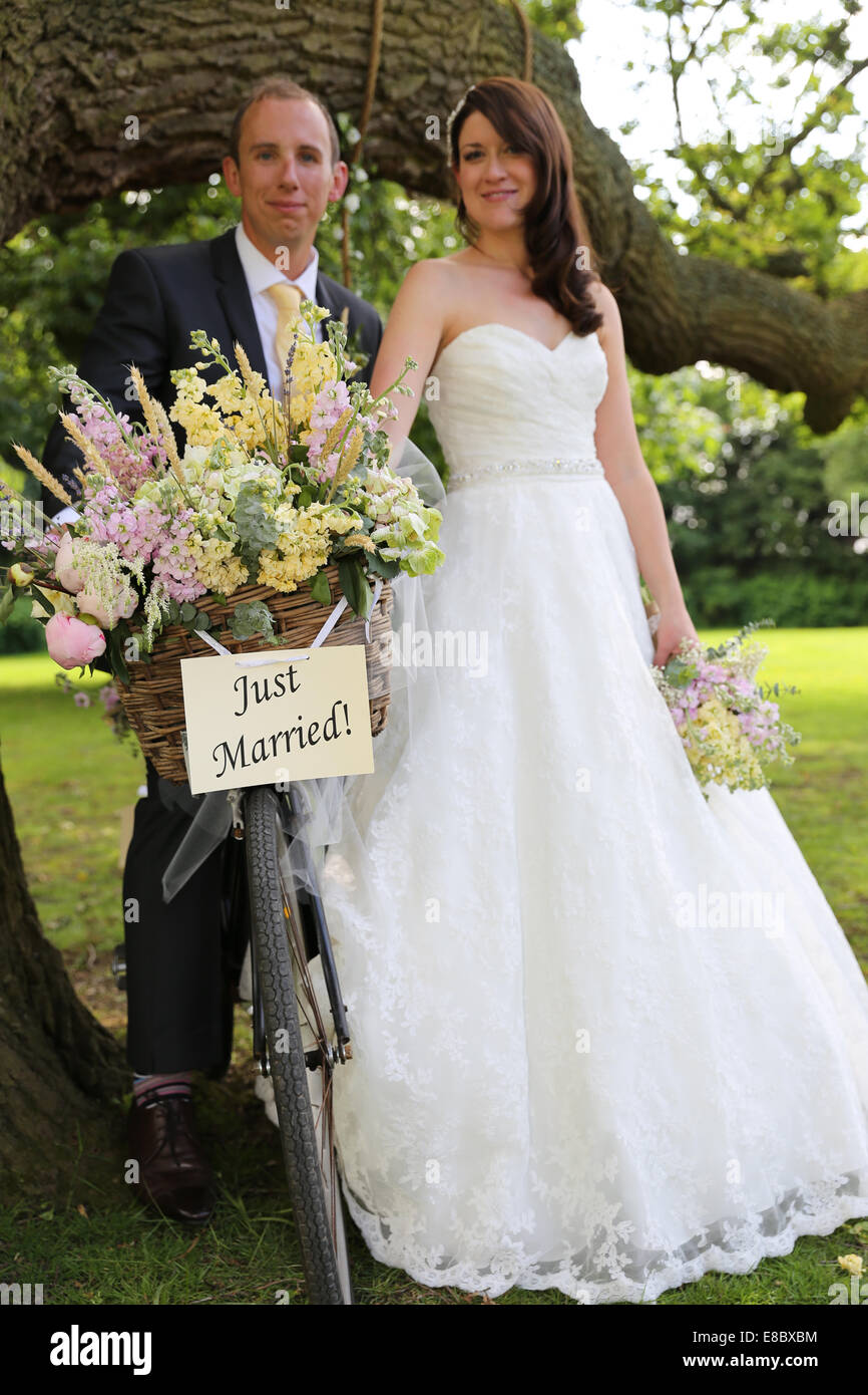 Young wedding couple groom hi-res stock photography and images - Alamy