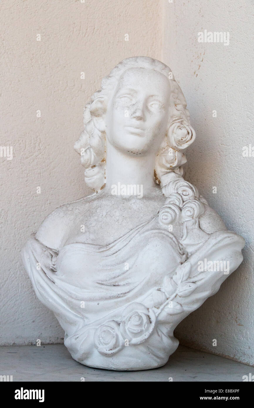 Bust statue on a corner Stock Photo - Alamy