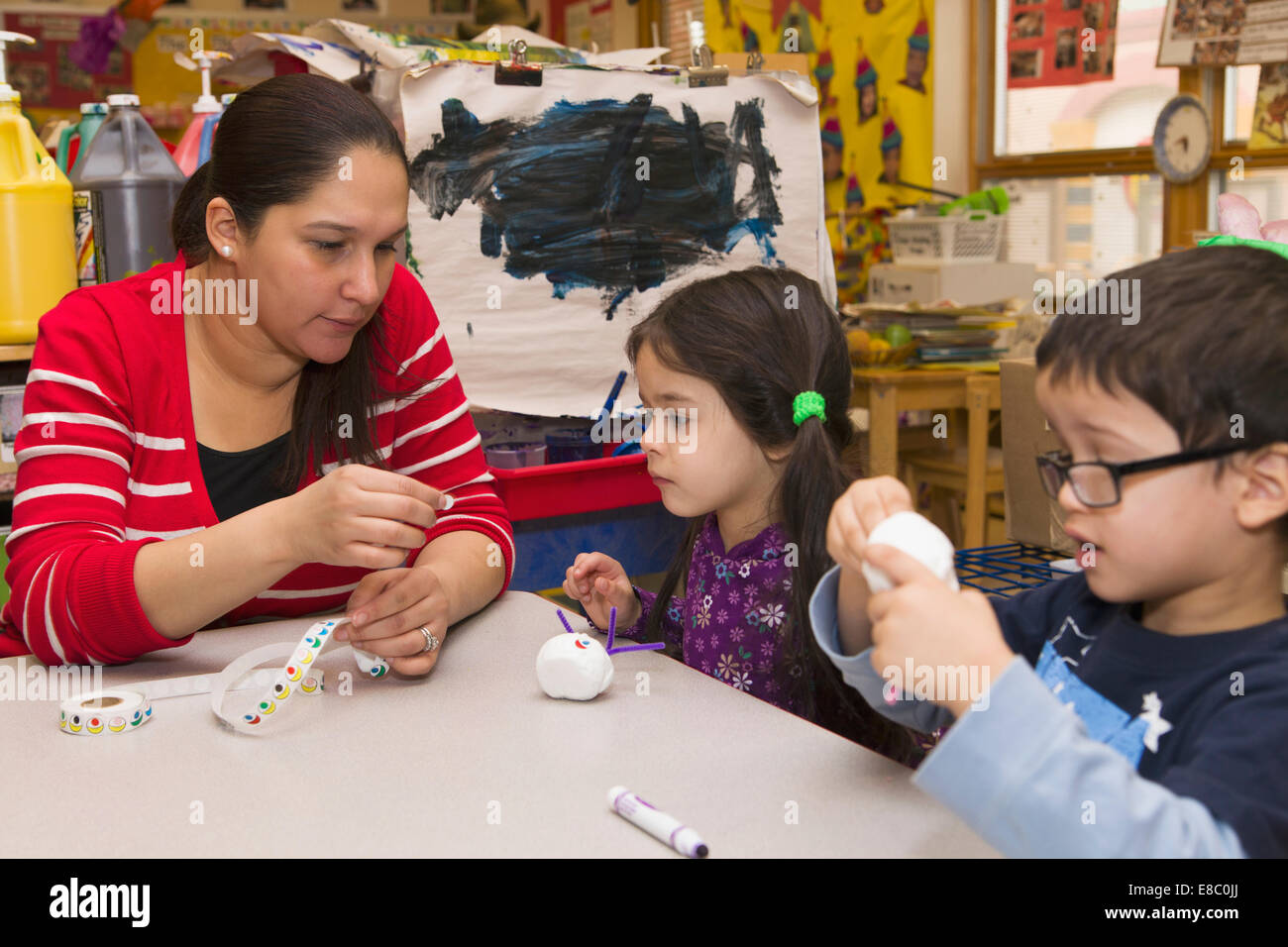 Kids in classroom painting hi-res stock photography and images - Alamy