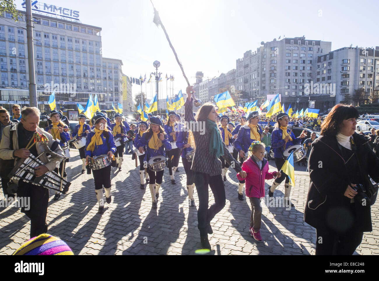 Kiev opened a peace march column drummers dressed in yellow and blue ...